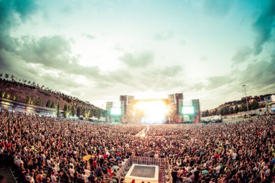 Day raves: Inside the hottest new clubbing trend this season - Tempus ...