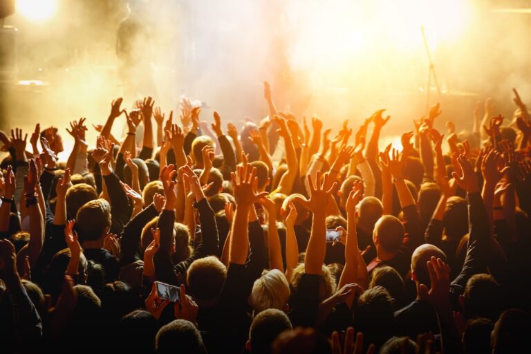 Day raves: Inside the hottest new clubbing trend this season - Tempus ...