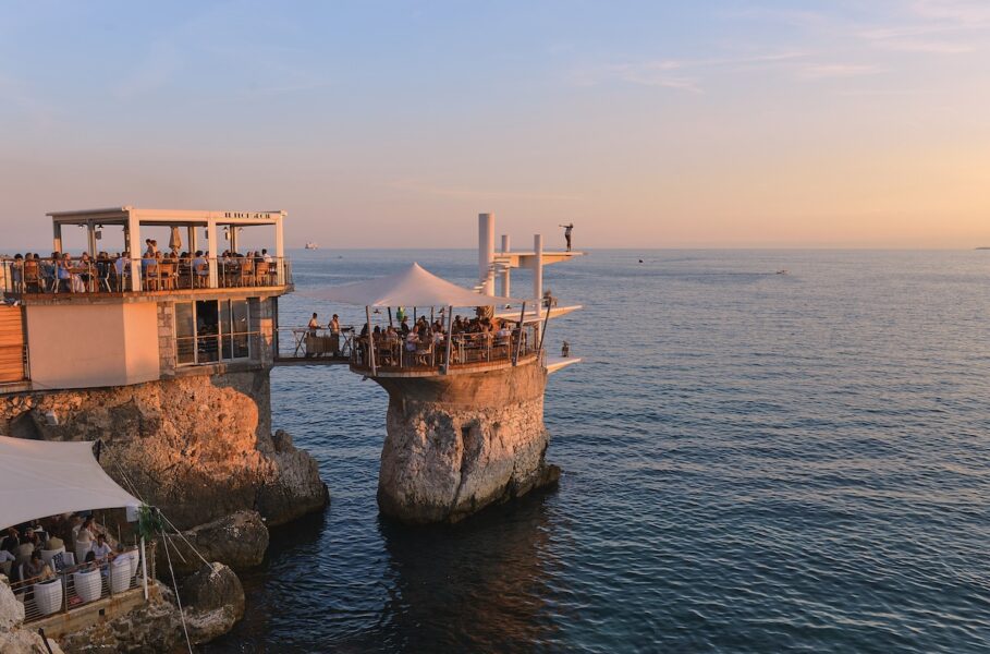 The most glamorous beach clubs to visit in the French Riviera - Tempus ...