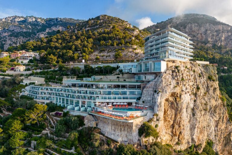 The most glamorous beach clubs to visit in the French Riviera - Tempus ...